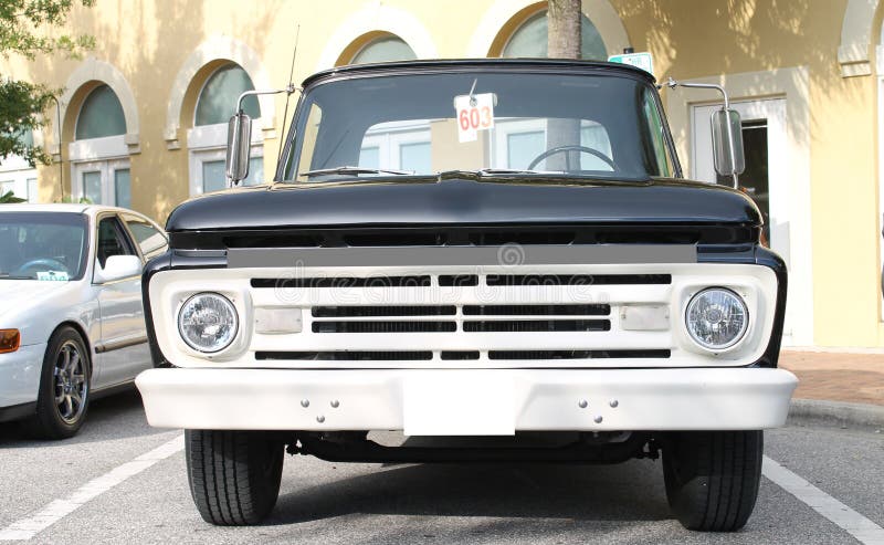 Viejo Ford Truck foto de archivo. Imagen de negro, desorbitable - 34051092