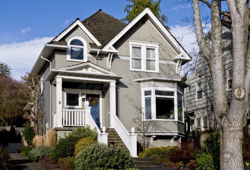 Viejo hogar gris agradable imagen de archivo. Imagen de exterior - 4184325