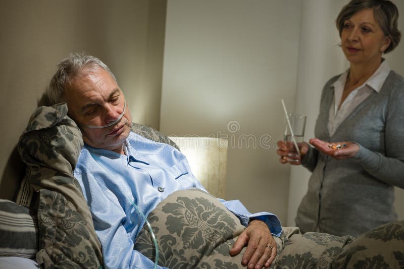 Enfermera Que Cuida Con El Paciente Masculino Mayor Durmiente Imagen de ...