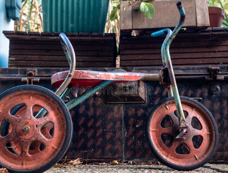 Rusty Tricycle Decorating a La Yarda Imagen de archivo - Imagen de ...