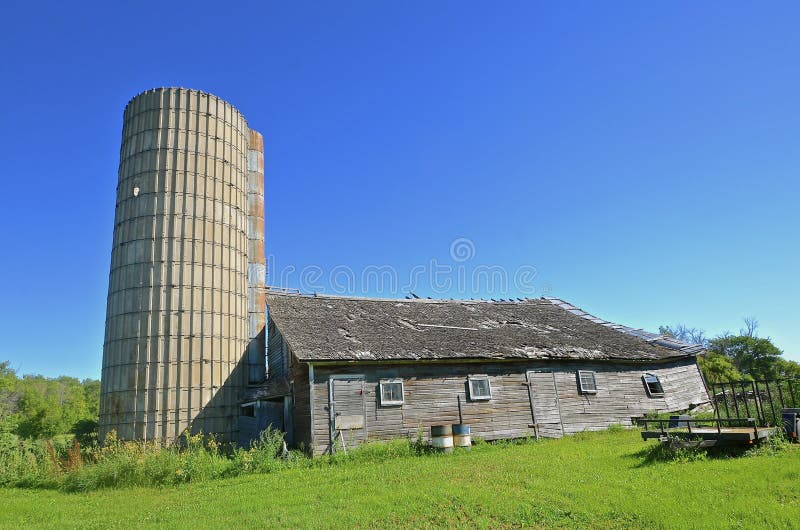 Silo De Madera Con Las Paletas Del Vintage Adyacentes Foto de archivo ...