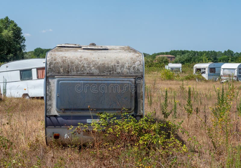 Viele Alte Wohnwagen Auf Der Wiese Stockfoto - Bild von szene ...