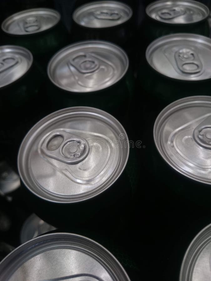 Viele Bierdosen Im Supermarkt Stockfoto - Bild von getränk, querneigung ...