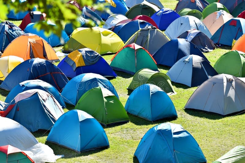 Viele Bunte Zelte in Einem Kampieren Stockfoto - Bild von sommer, jung ...