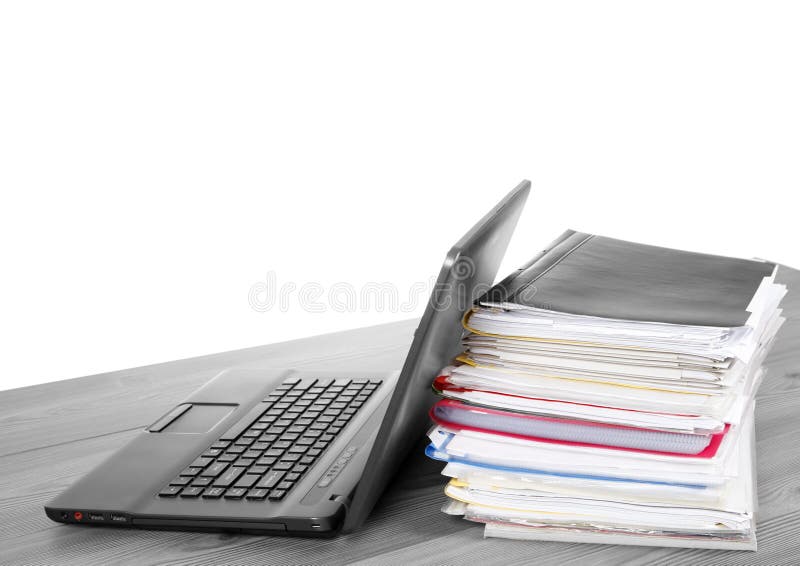 Viele Dateien Und Ein Computer Auf Einem Schreibtisch Stockbild - Bild ...