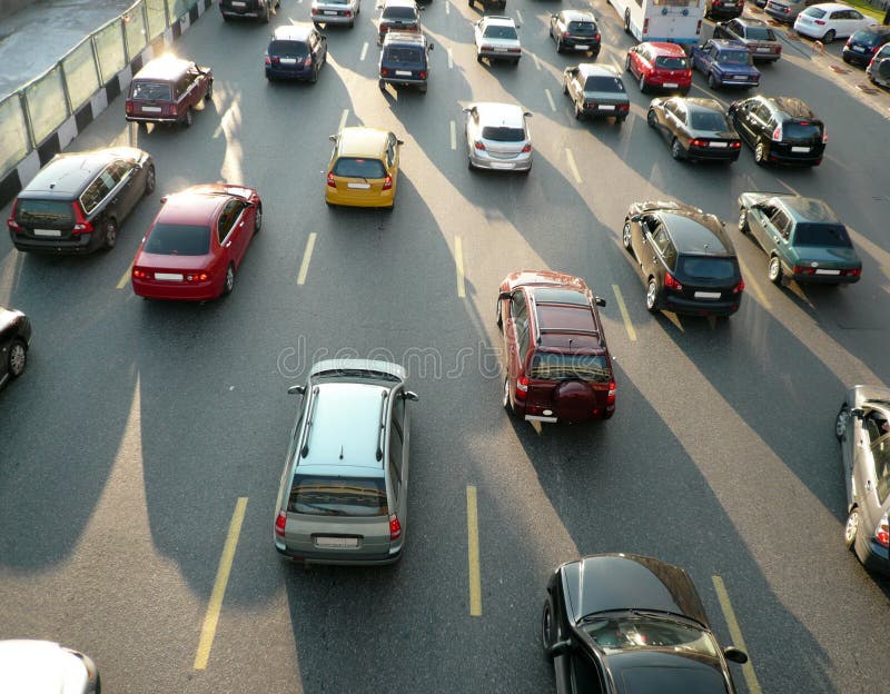 Viele des Autos auf Straße stockbild. Bild von perspektive - 15244647