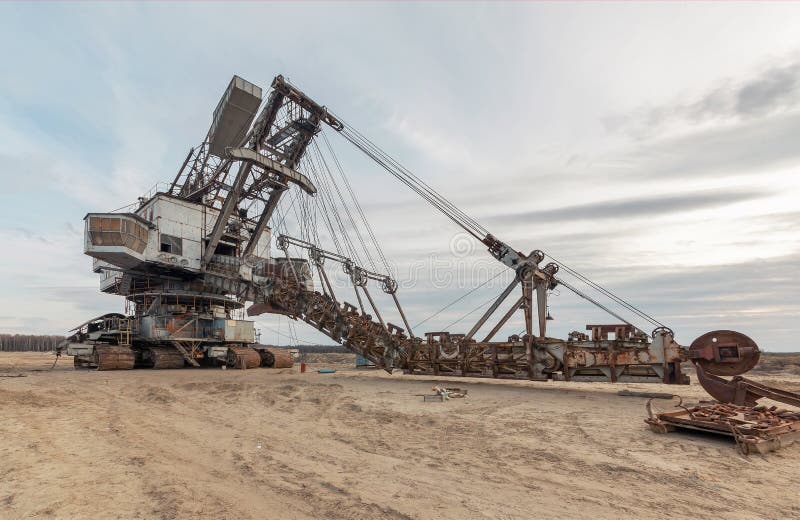 Viele Eimer Des Riesigen Steinbruchbaggers Stockfoto - Bild von riesig ...