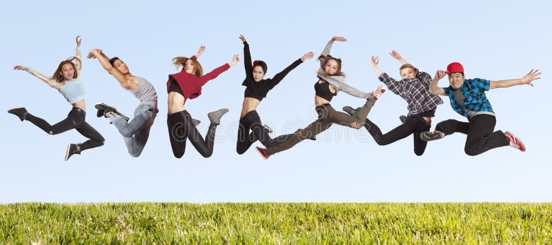 Viele Springenden Leute Auf Dem Gras Stockfoto - Bild von menschen ...