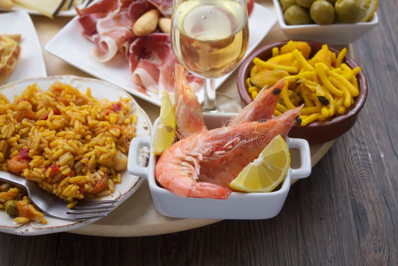 Vielzahl Der Spanischen Tapas Stockfoto - Bild von spanien, garnelen ...