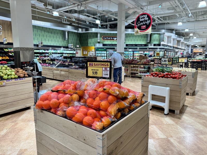 Inside the Produce Section of a Harris Teeter Grocery Store Editorial ...