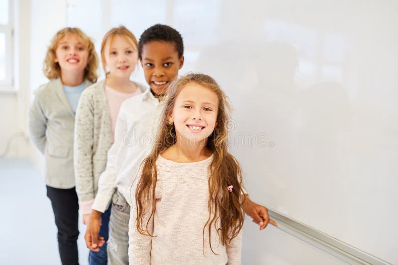 Vier Glückliche Kinder Als Freunde Stockfoto - Bild von freude, leute ...