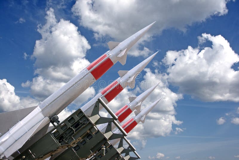 Vier Raketten Van Luchtafweerraketsysteem Worden Geleid Naar Omhoog ...