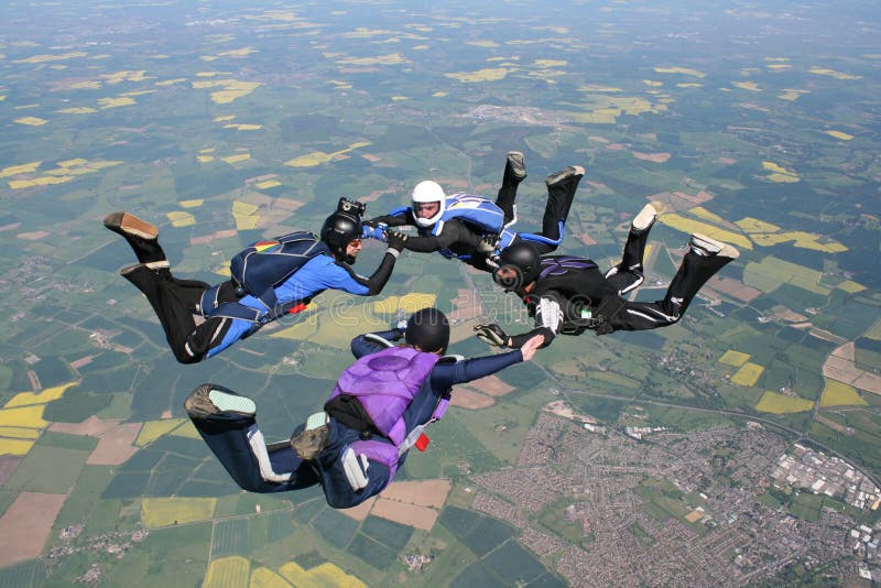 Vier Skydivers Im Freien Fall Stockfoto - Bild von skydive, anordnung ...