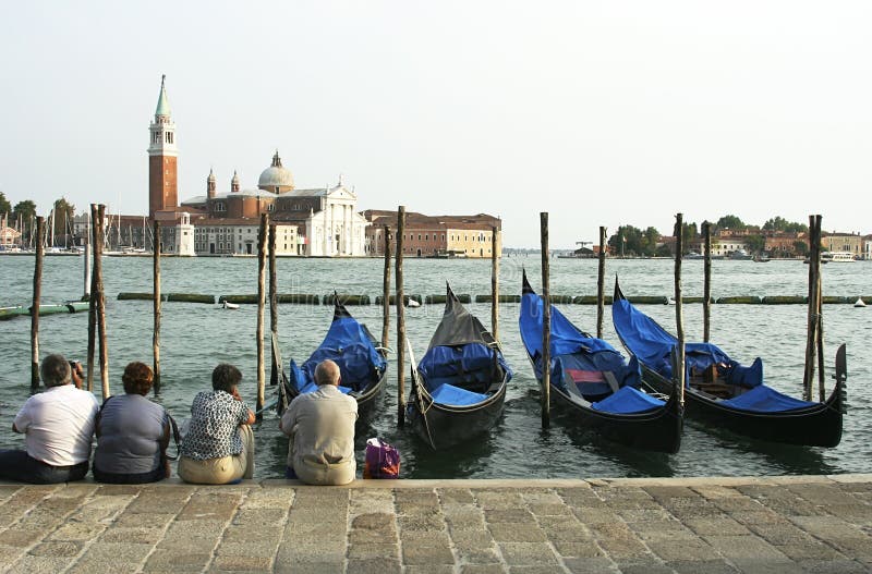 Vier toeristen redactionele afbeelding. Image of gondels - 32891305