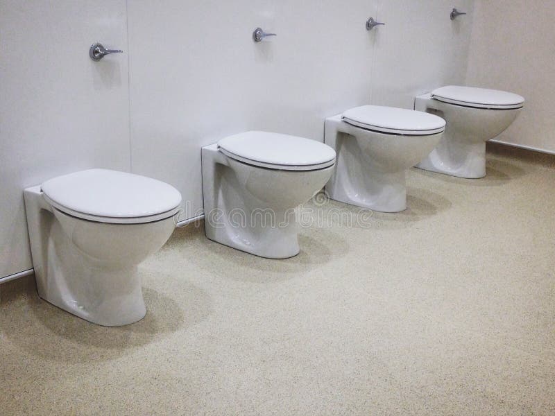 Vier Toiletten - Openbare Toiletten in Aanbouw Stock Foto - Image of ...