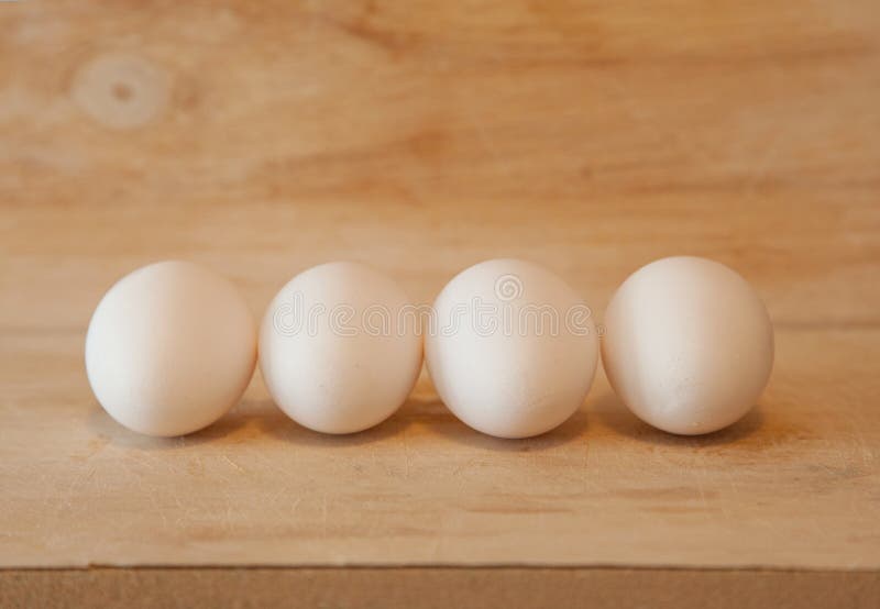 Vier weiße Eier stockfoto. Bild von quad, nahrung, formular - 5424018