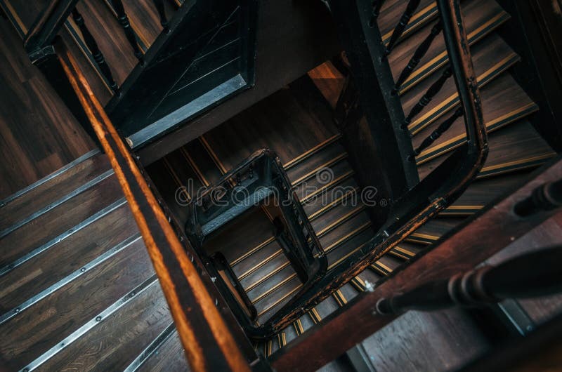 Oude Houten Trap Binnen Een Gebouw Stock Foto - Afbeelding bestaande ...