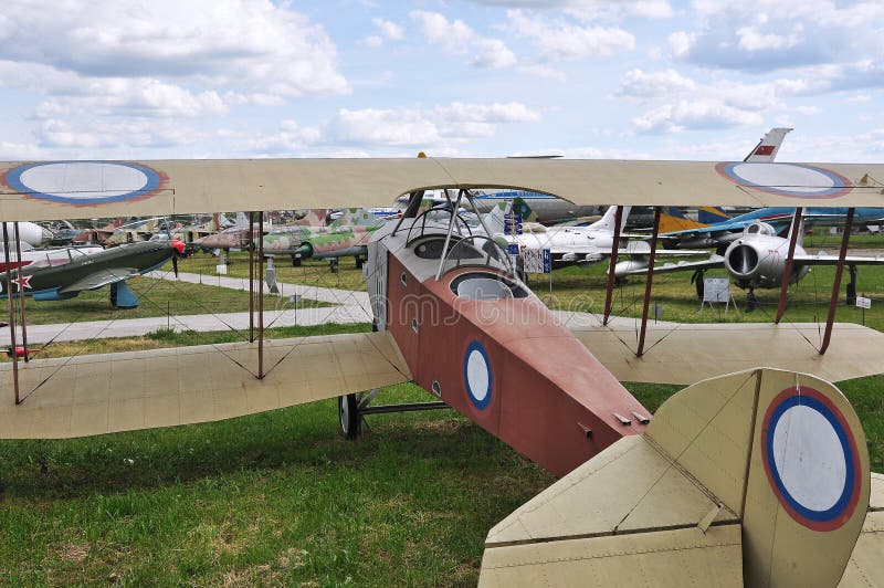 Vieux avions image stock. Image du pilotage, vieux, rapide - 12425969