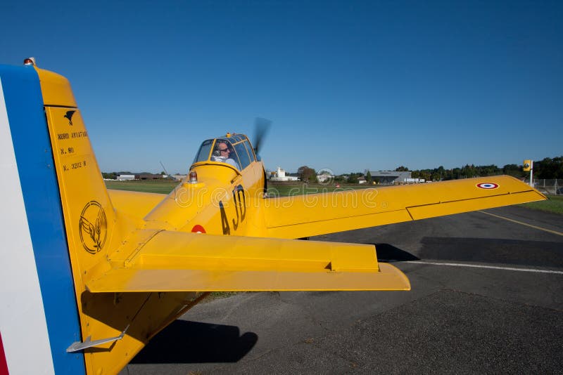 Vieil avion jaune image stock. Image du vieux, lecteur - 16121699