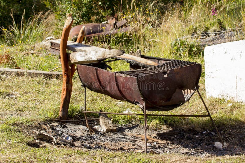 Vieux BBQ De Baril - Barbecue De Vintage Photo stock - Image du lumière ...