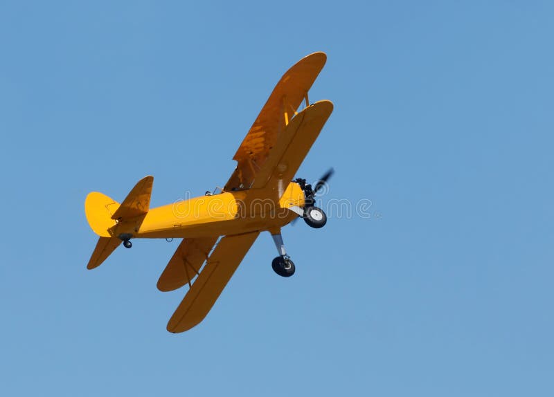 Vieux biplan en vol image stock. Image du biplan, vieux - 39625263