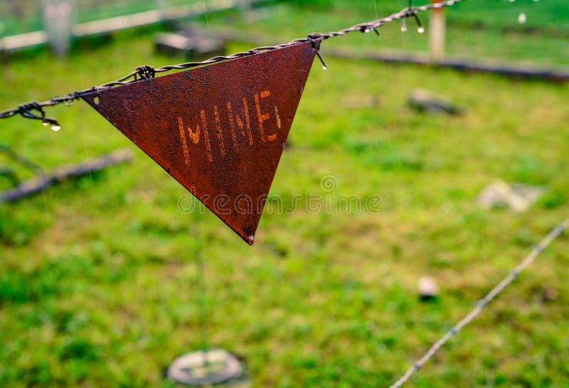 Champ de mine photo stock. Image du zone, mien, vert - 117930824