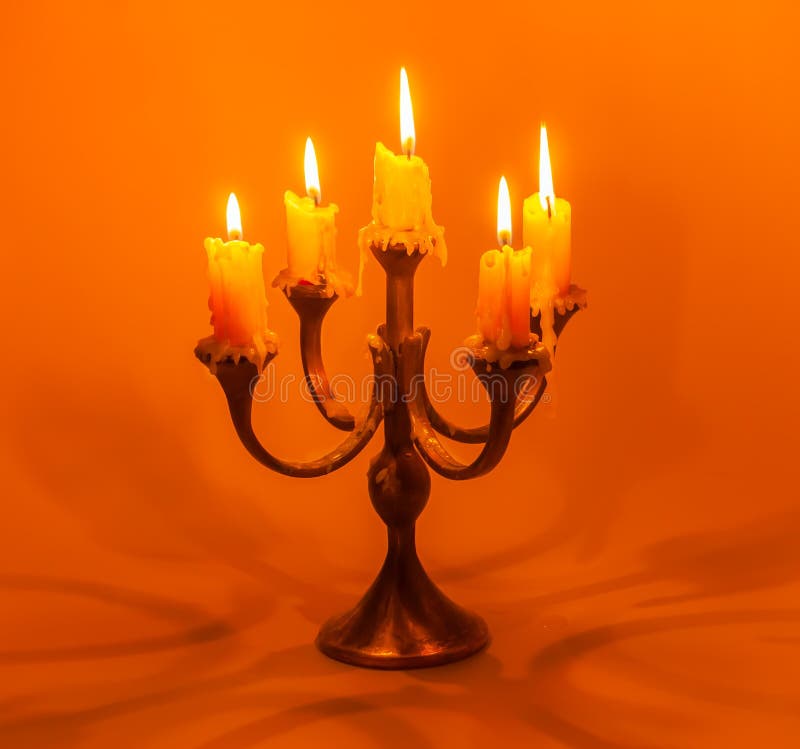 Vieux Chandelier Avec Des Bougies Image stock - Image du vieux, laiton ...