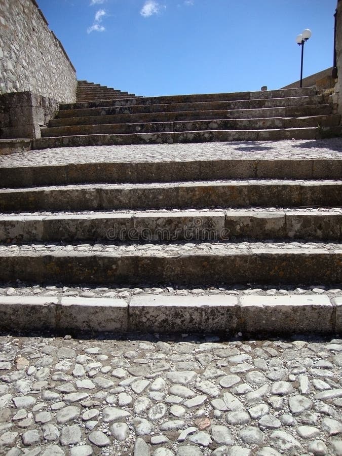 Vieux Escaliers Et Route En Pierre Image stock - Image du forteresse ...