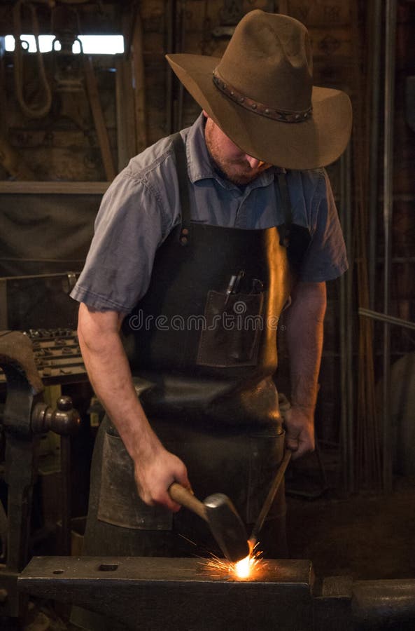 Forgeron Du Vieux Far West En Train De Marteler Image stock - Image du ...