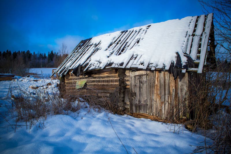 Vieux Hangar De Rondin En Hiver Photo stock - Image du entrée, hantise ...