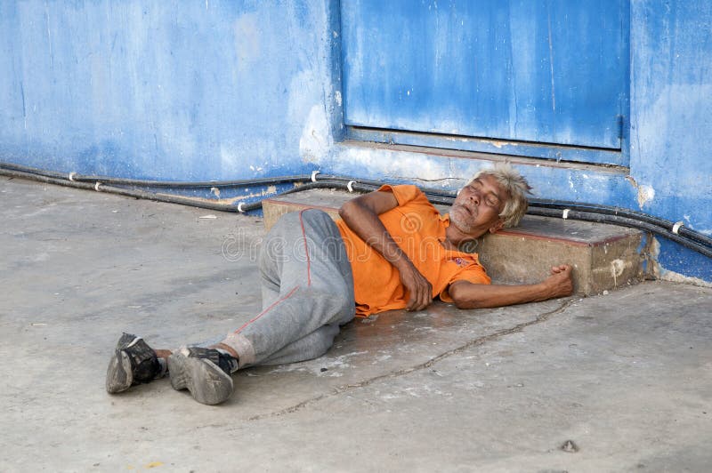 Vieux mendiant sans foyer photo stock éditorial. Image du pitoyable ...