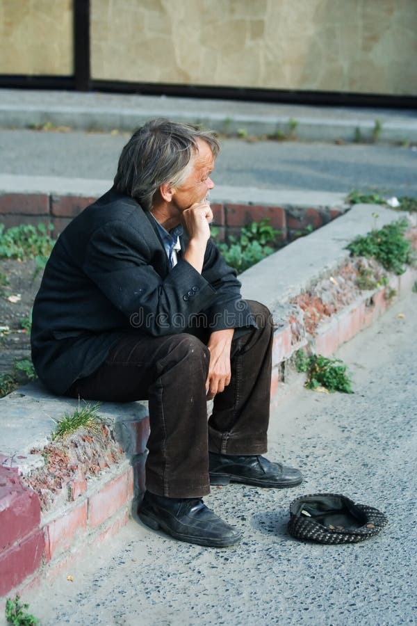 Vieux mendiant sans foyer. image stock. Image du affamé - 4024411