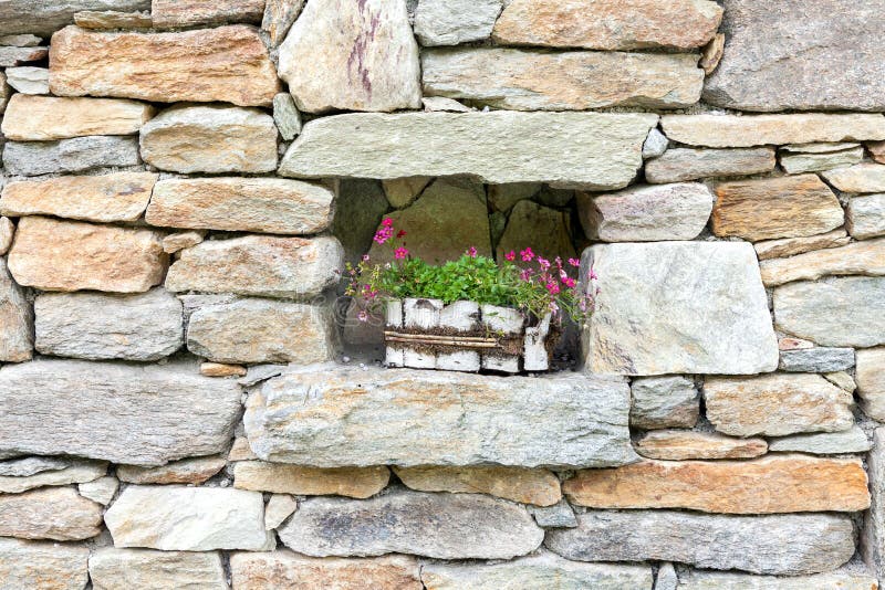 Bac de fleur en pierre photo stock. Image du nature, architecture ...