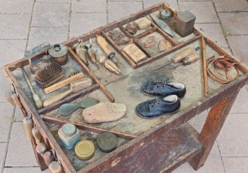 Vieux outils du cordonnier image stock. Image du travail - 27087971