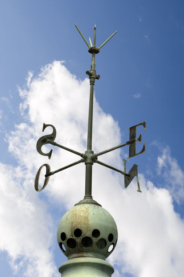 Vieux Points Cardinal Sur Un Toit Image stock - Image du cardinal ...