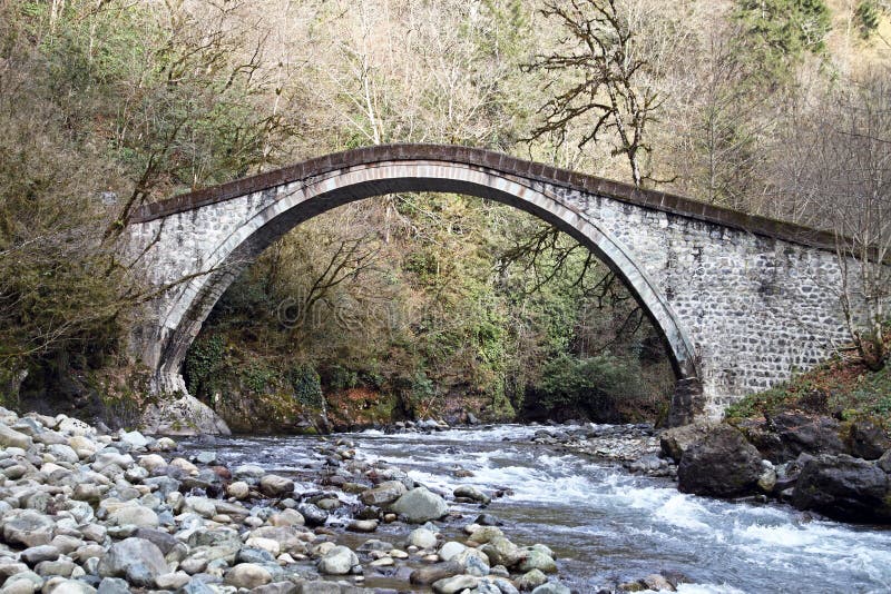 Vieux pont en pierre image stock. Image du transport - 33786095