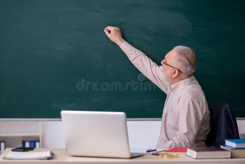 Vieux Professeur Devant Le Tableau Image stock - Image du éducation ...