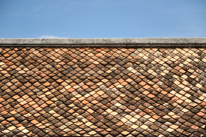 Vieux toit de brique rouge image stock. Image du matériau - 1165129