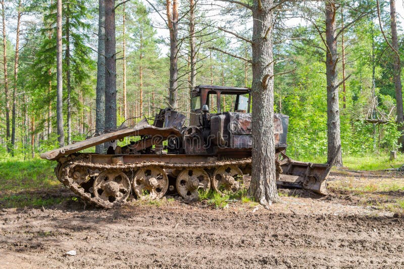 Vieux treuil à la forêt image stock. Image du journal - 46605883
