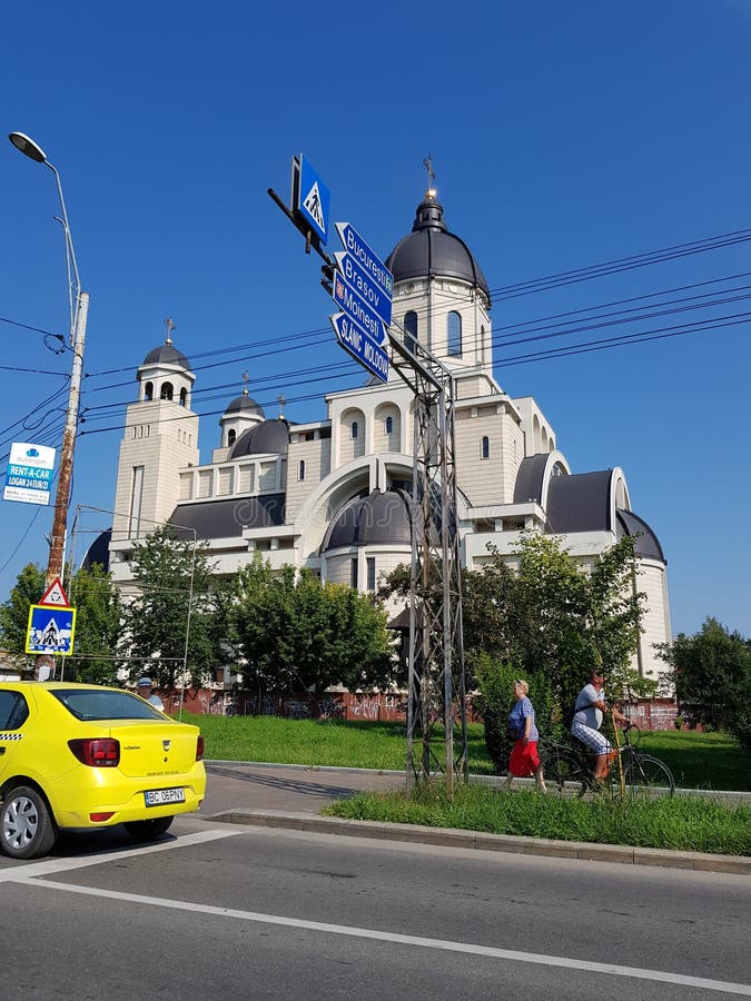 Bacau city center editorial stock image. Image of cars - 48560144