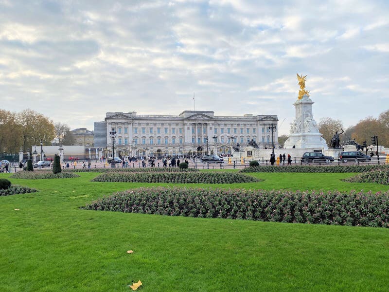 A View of Buckingham Palace in London Editorial Photo - Image of hinde ...
