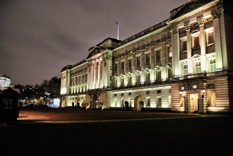 A View of Buckingham Palace at Night Editorial Image - Image of ...