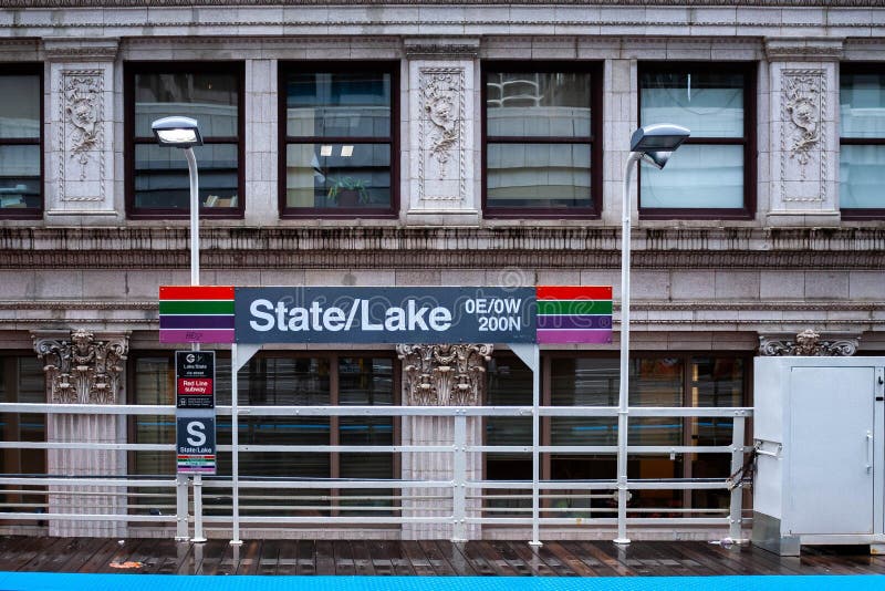 View of Chicago CTA State and Lake Elevated Train Platform Editorial ...