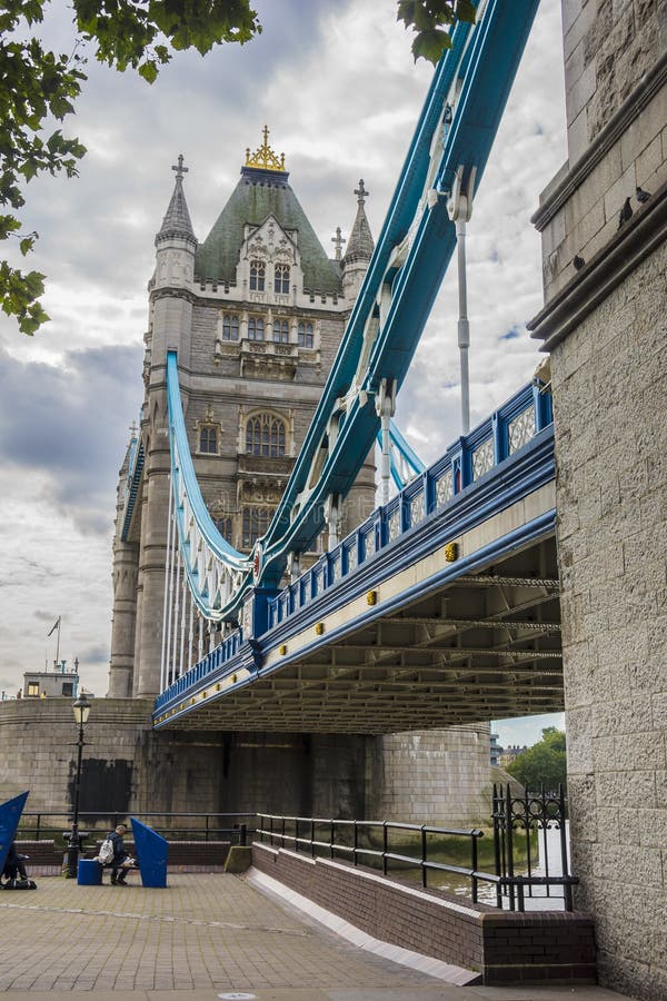 View of the Famous London Bridge, England Editorial Stock Photo - Image ...