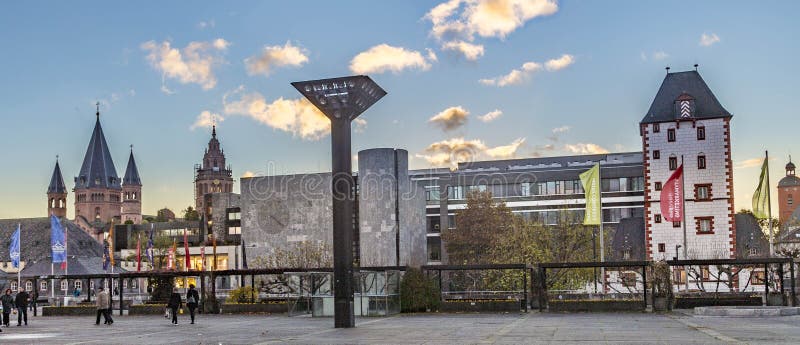 View of the Mainz Cathedral and Modern Architecture Editorial Stock ...