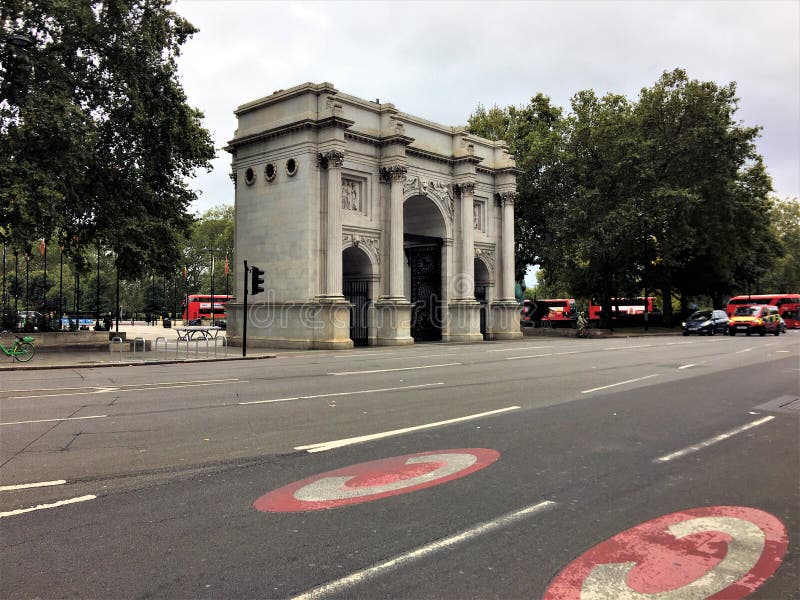 A View of Marble Arch in London Editorial Photography - Image of clouds ...