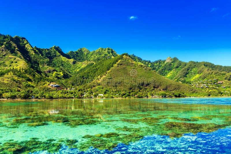 Mountain in Moorea stock image. Image of bora, océano - 28274363