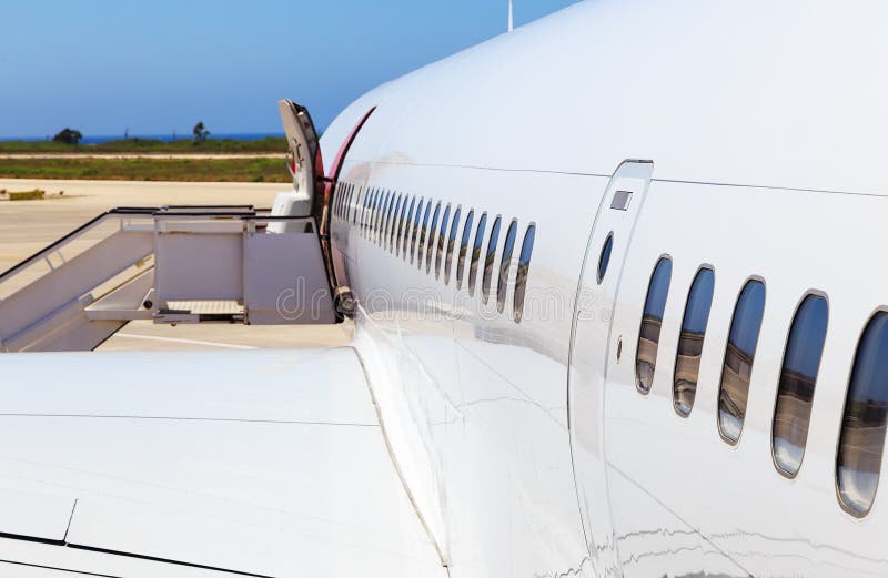 Airplane side view stock image. Image of airport, landing - 21962065