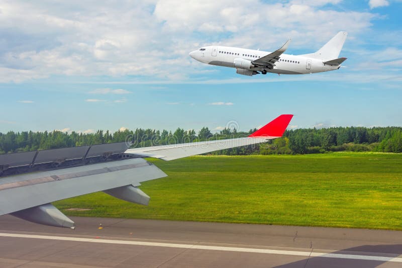 978 Airplane Landing Runway Side View Stock Photos - Free & Royalty ...