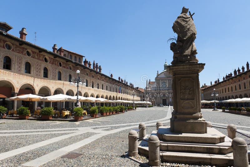 Vigevano, piazza Ducale immagine stock. Immagine di quadrato - 20878523